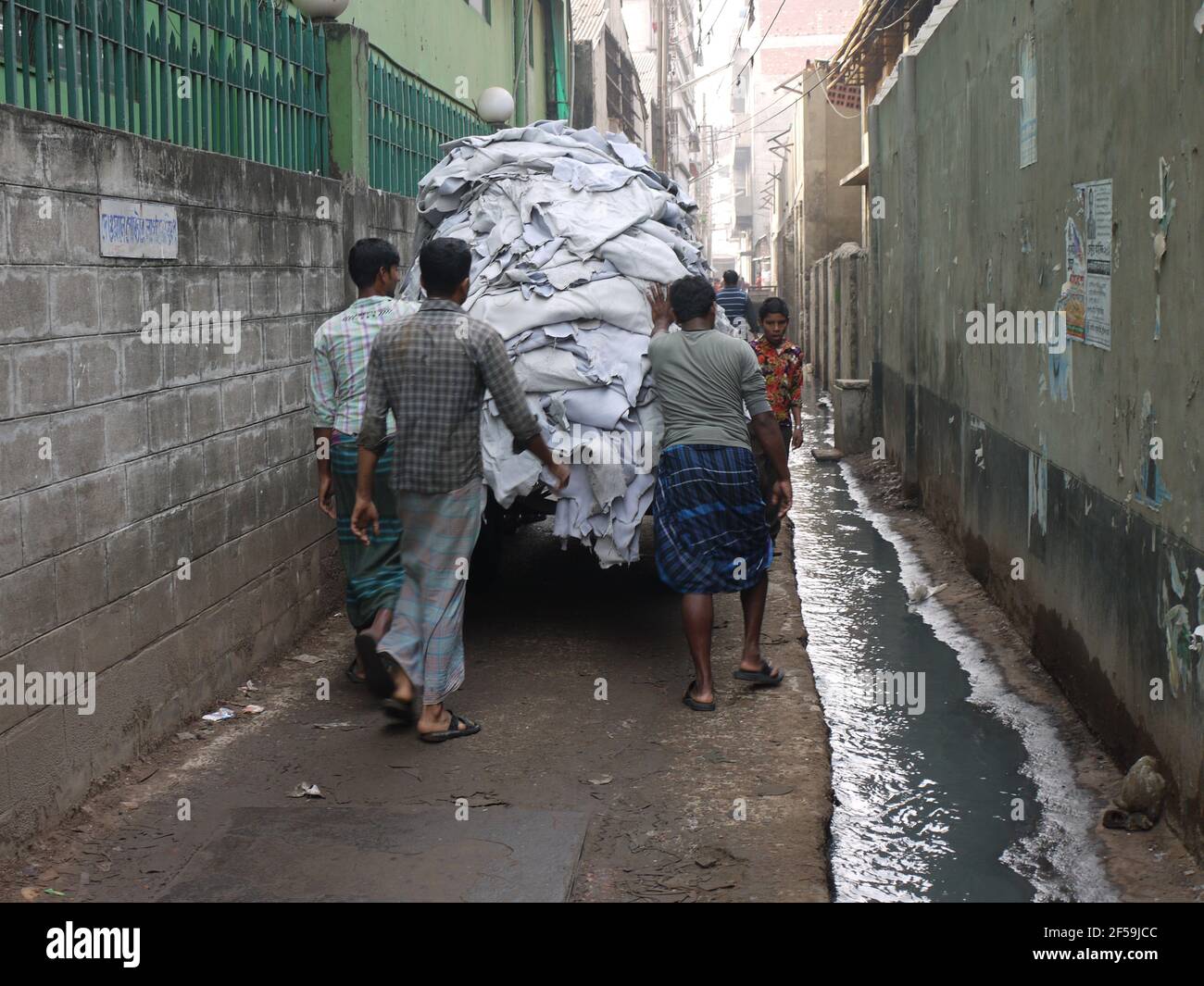 Push carts hi-res stock photography and images - Alamy