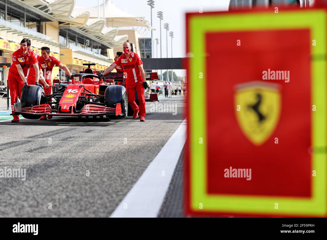 Ferrari pushed down pit lane hi-res stock photography and images - Alamy