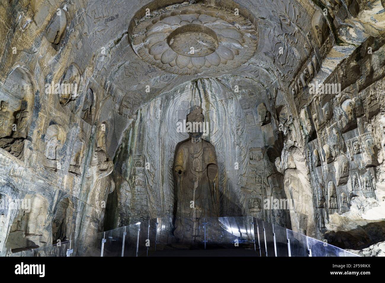 Night view of Longmen Grotto Stock Photo - Alamy