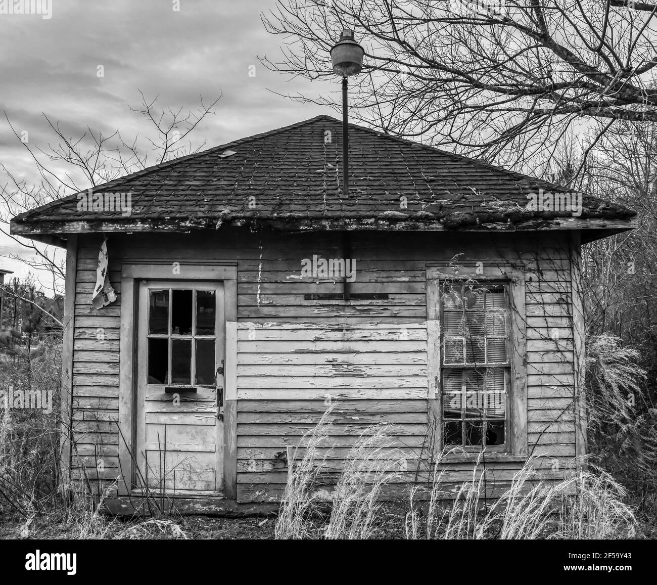 Broken and old abandoned building in the countryside Stock Photo - Alamy