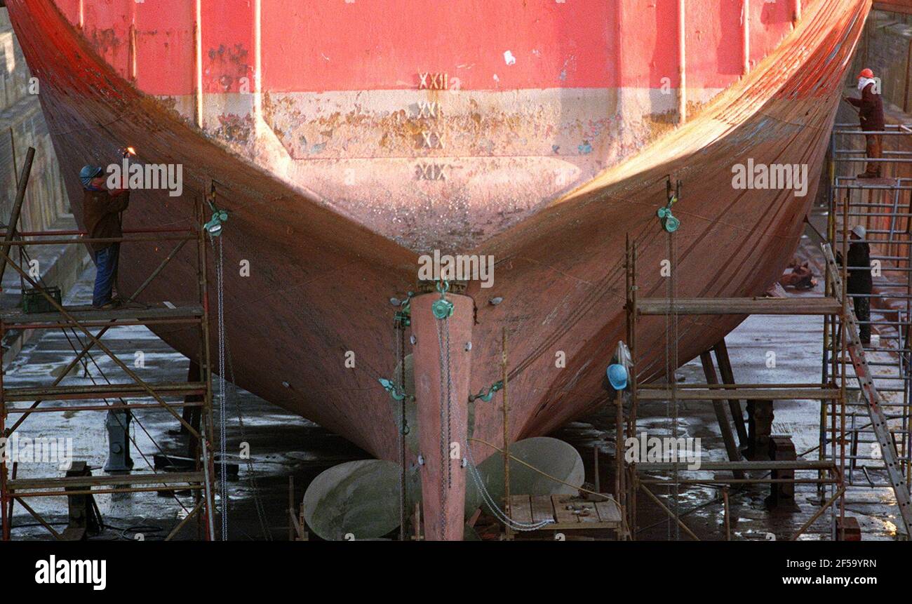 Dock Workers in Hull December 1997busy working on a Fisheries Patrol ...