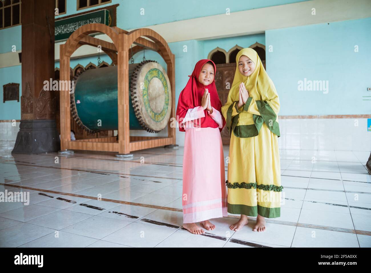 Muslim girl pray hi-res stock photography and images - Alamy