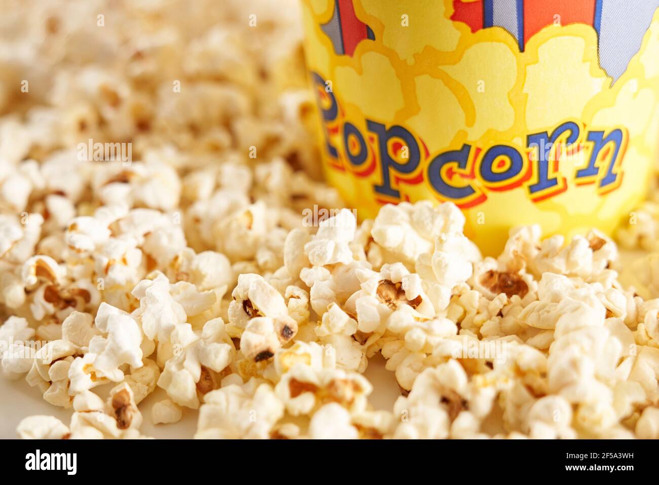 Box of fresh popcorn, food texture background. Concept of tasty popcorn ...