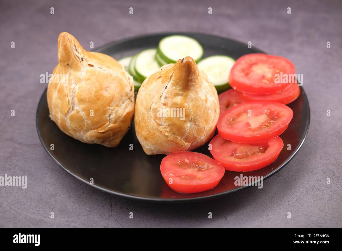 indian street food singara on plate Stock Photo - Alamy