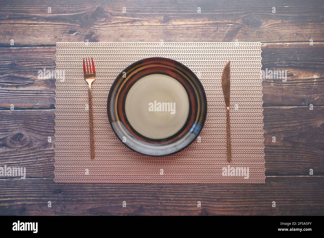 cutlery and empty plate on wooden background top down Stock Photo - Alamy