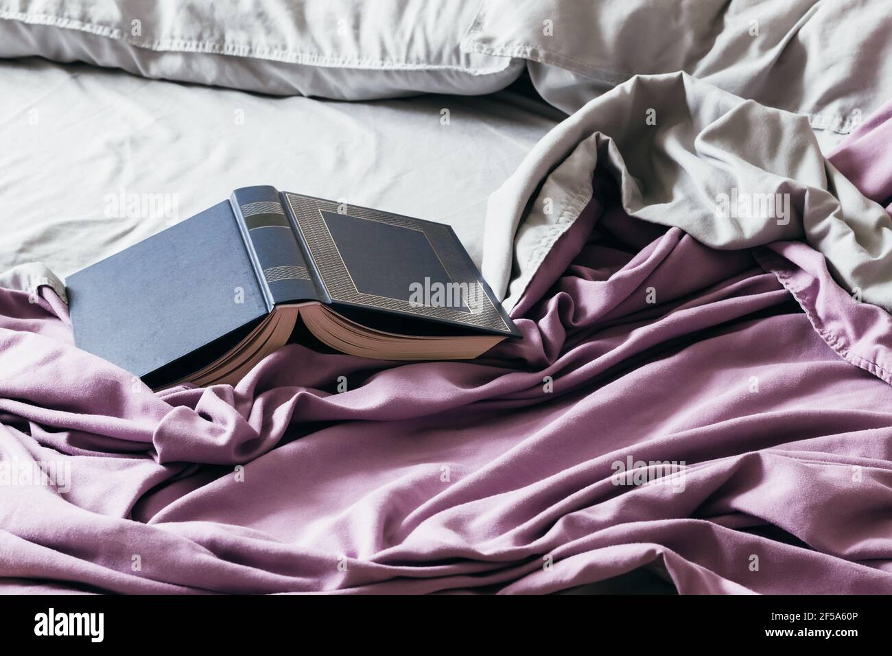 Open book on bed hi-res stock photography and images - Alamy
