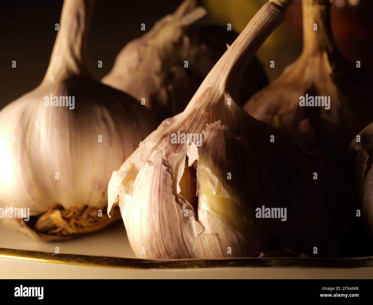 garlic. cloves of garlic. peeled garlic cloves Stock Photo - Alamy
