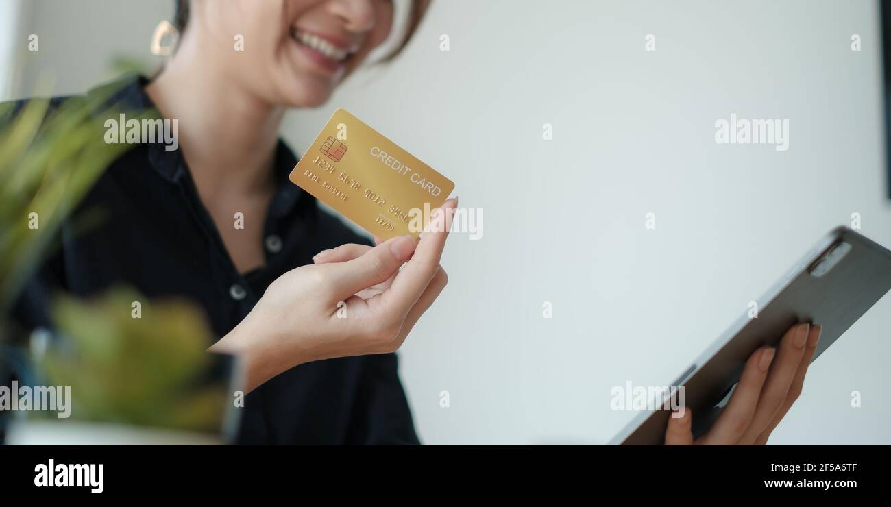 Person using internet banking hi-res stock photography and images - Alamy