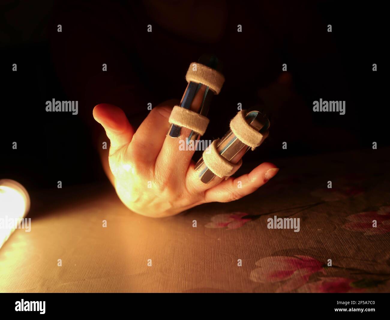 Finger splint hi-res stock photography and images - Alamy