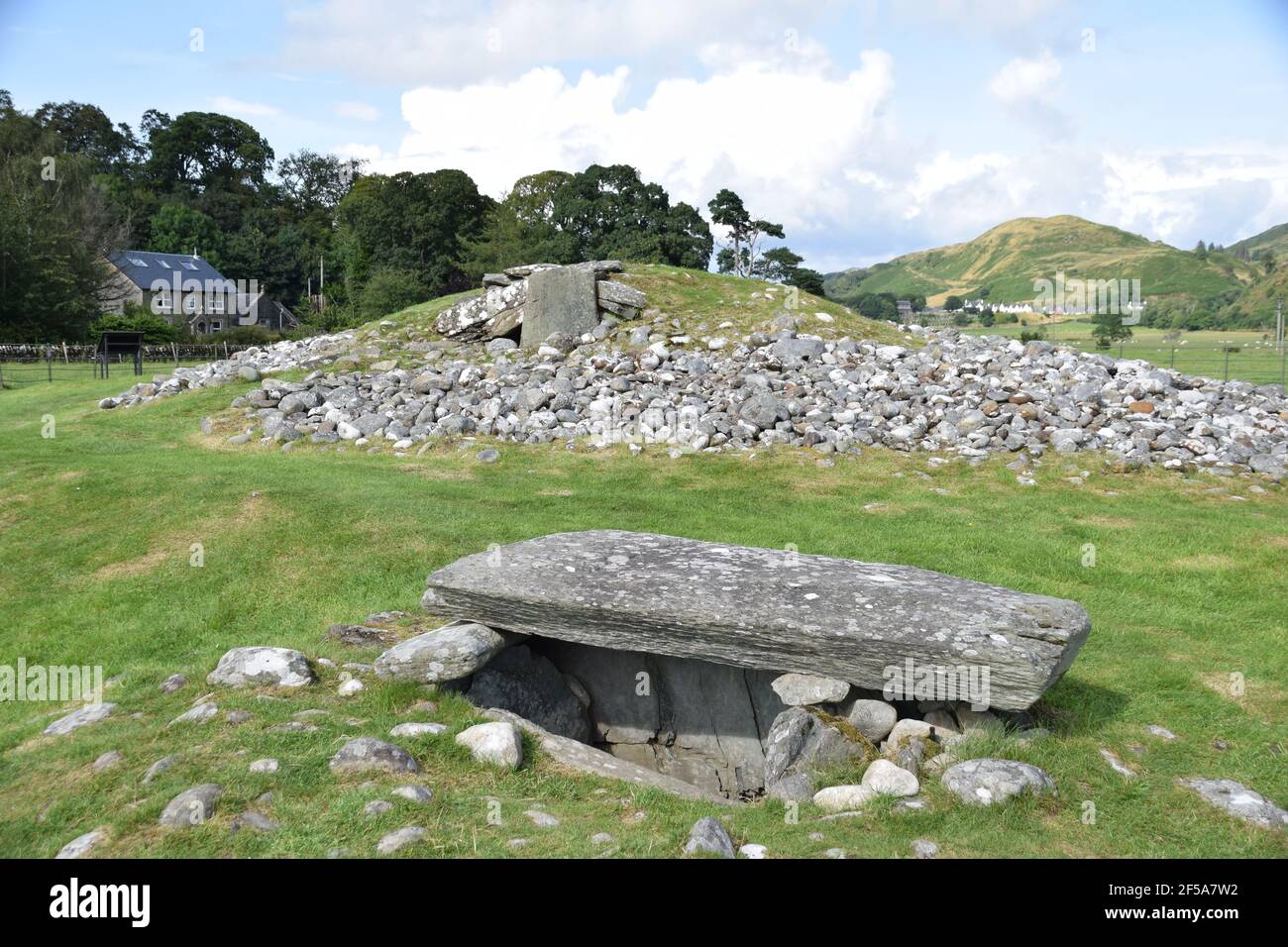 Neolithic burial chamber scotland hi-res stock photography and images ...