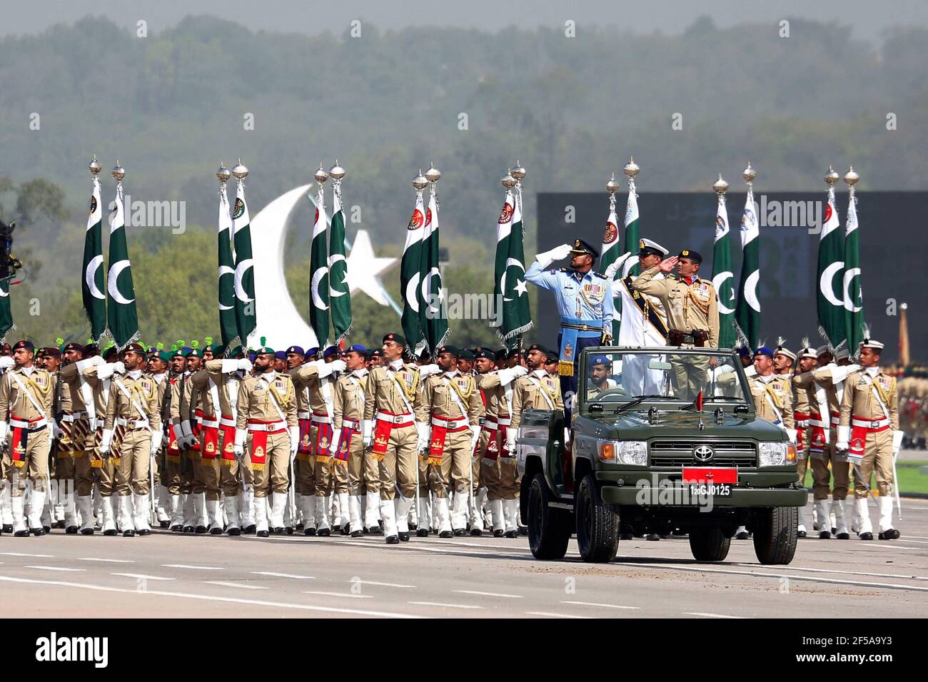 Islamabad, Pakistan. 25th Mar, 2021. Pakistani soldiers march during ...