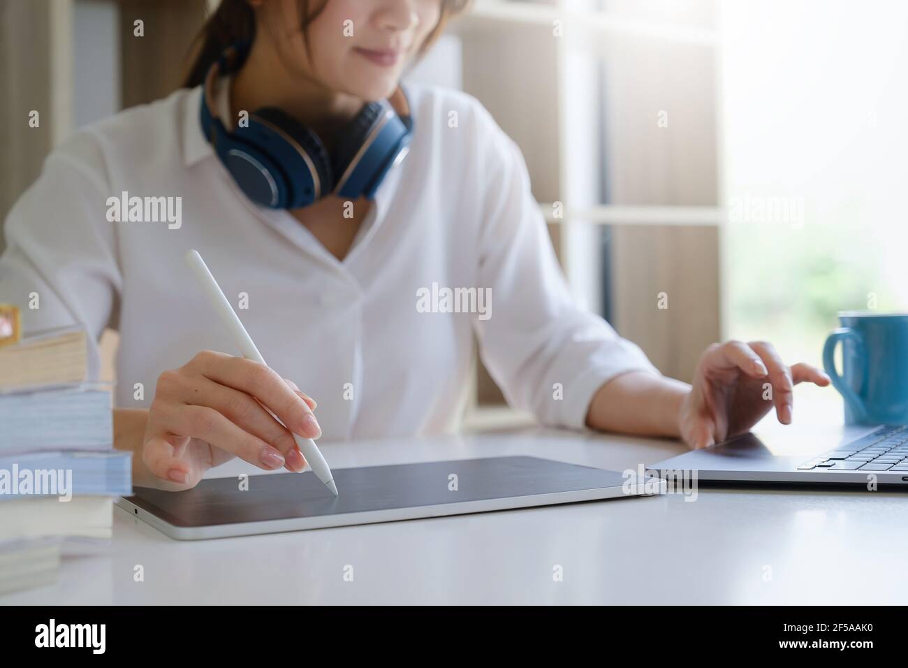 Fashion illustrator hi-res stock photography and images - Alamy