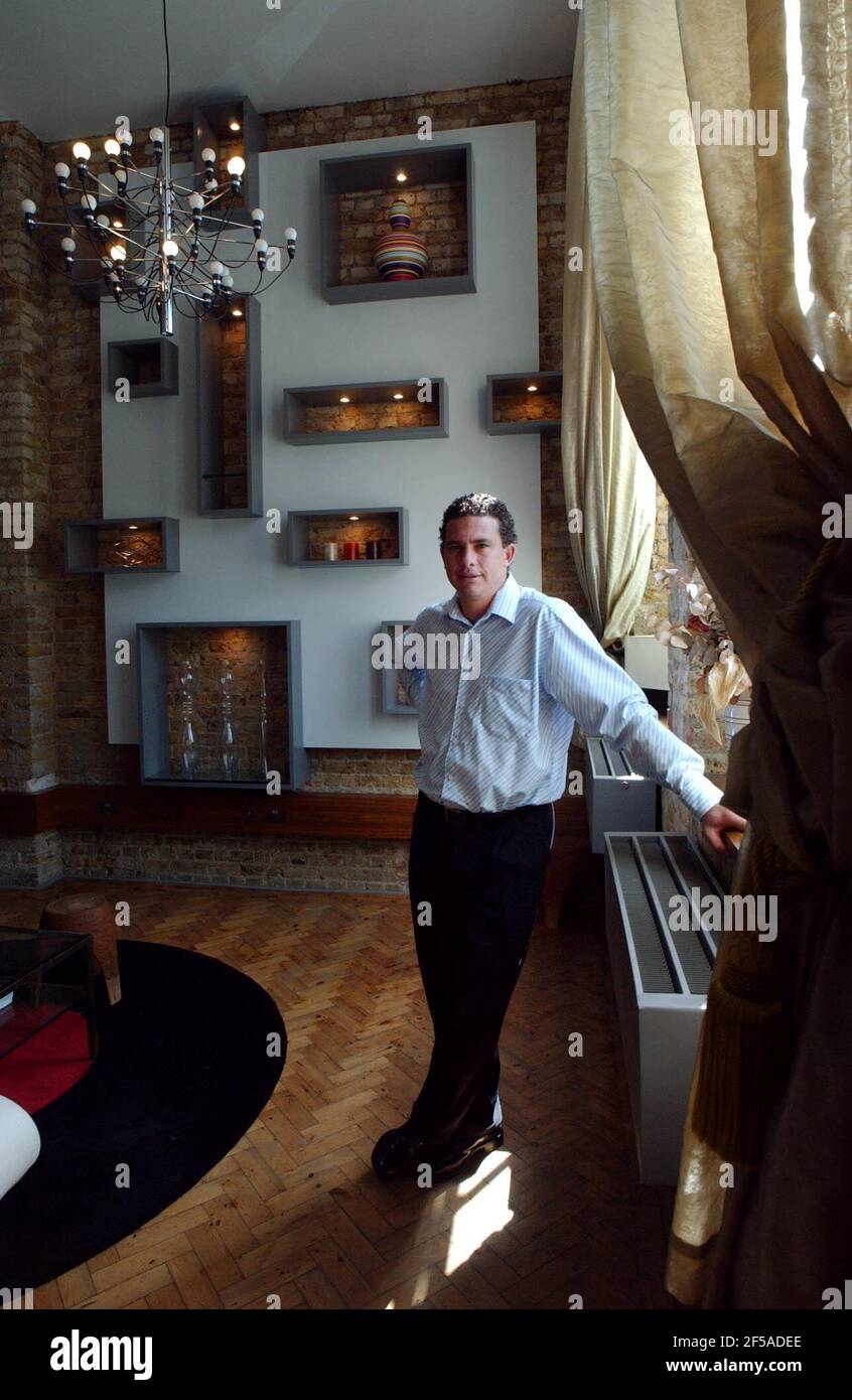 PAUL IRONS IN HIS SHOW HOME IN LONDON N1.28/6/04 PILSTON Stock Photo ...