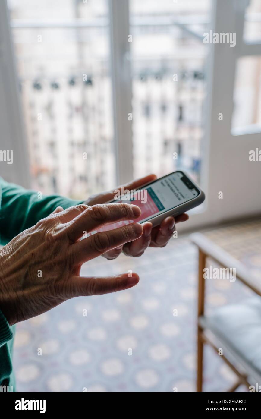 Old lady using a mobile phone hi-res stock photography and images - Alamy