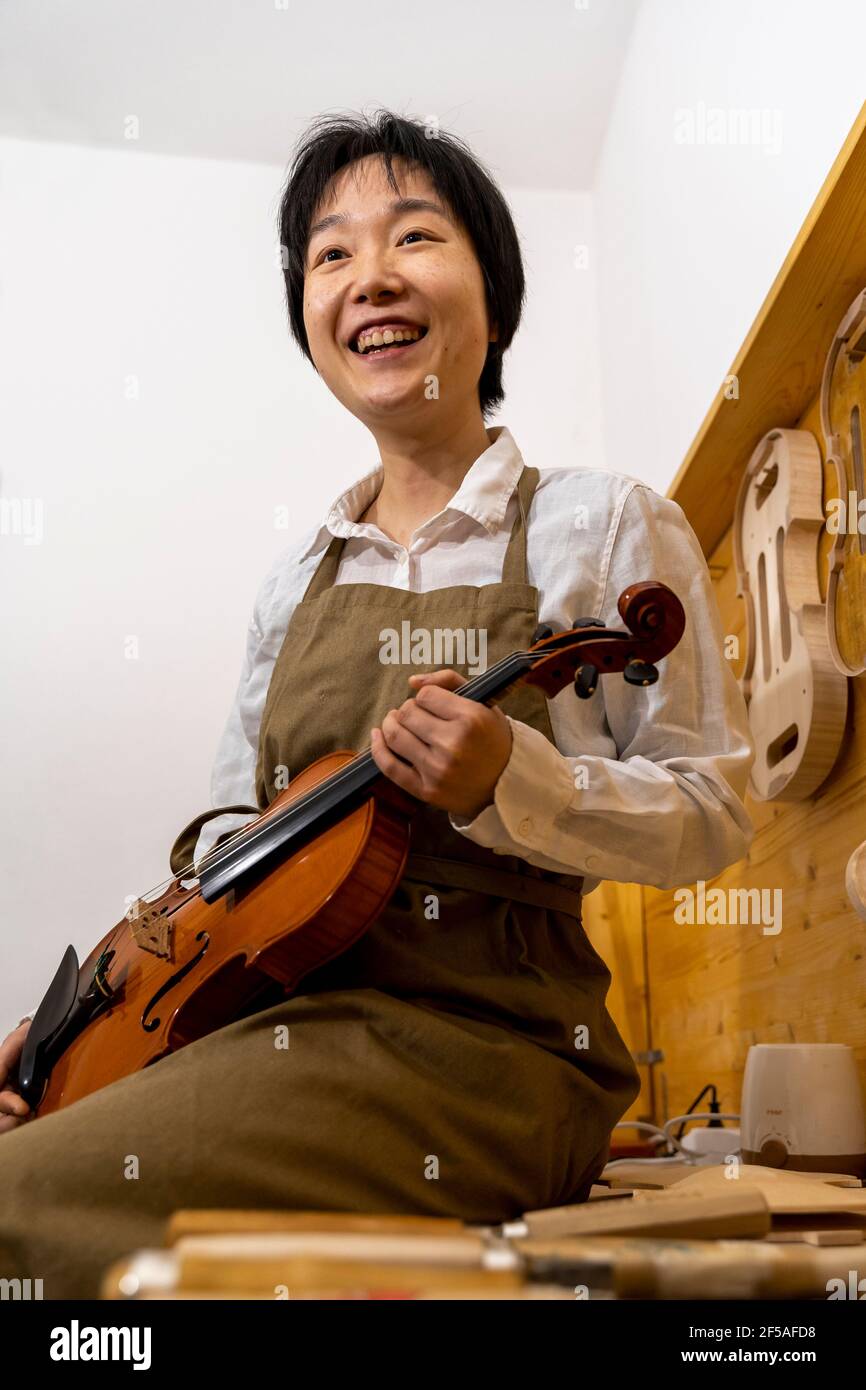 Female violin maker work hi-res stock photography and images - Alamy