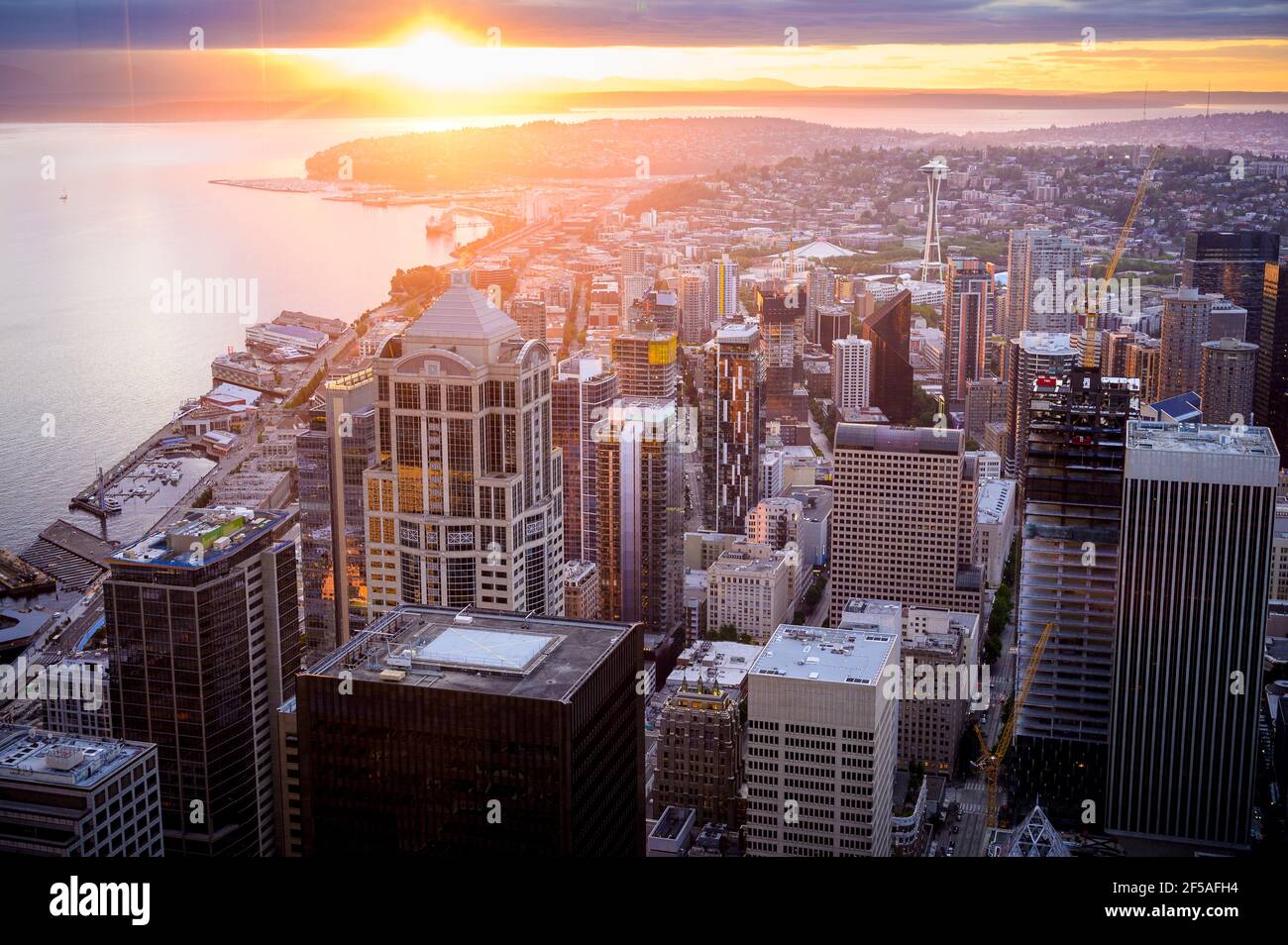 Seattle skyline sunset water hi-res stock photography and images - Alamy