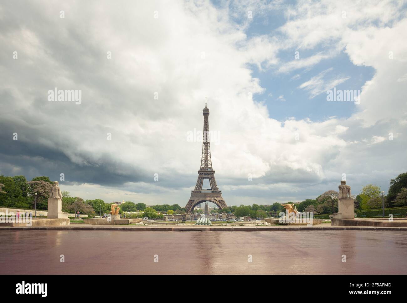 Dramatic eiffel tower hi-res stock photography and images - Alamy