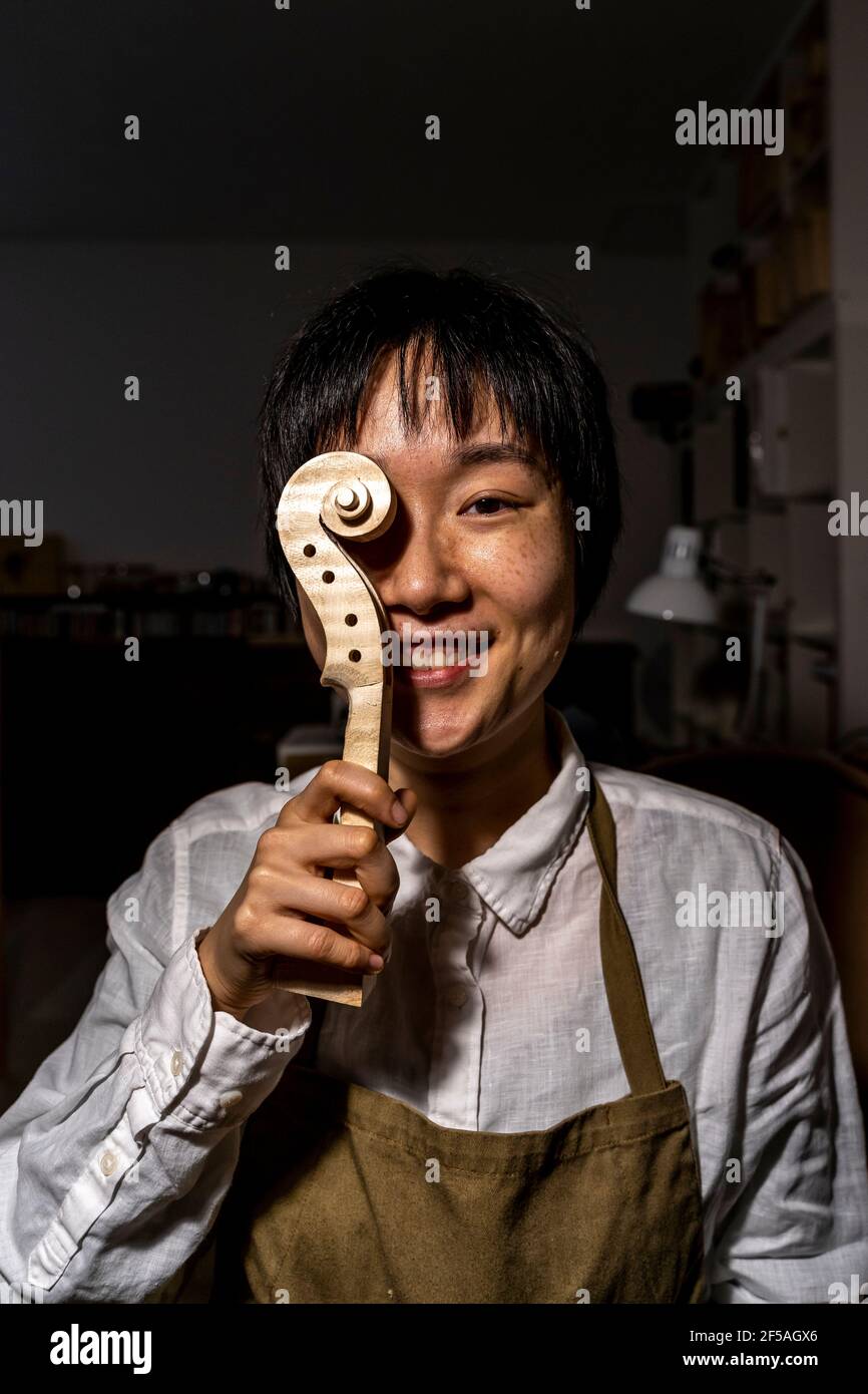 Female violin maker work hi-res stock photography and images - Alamy