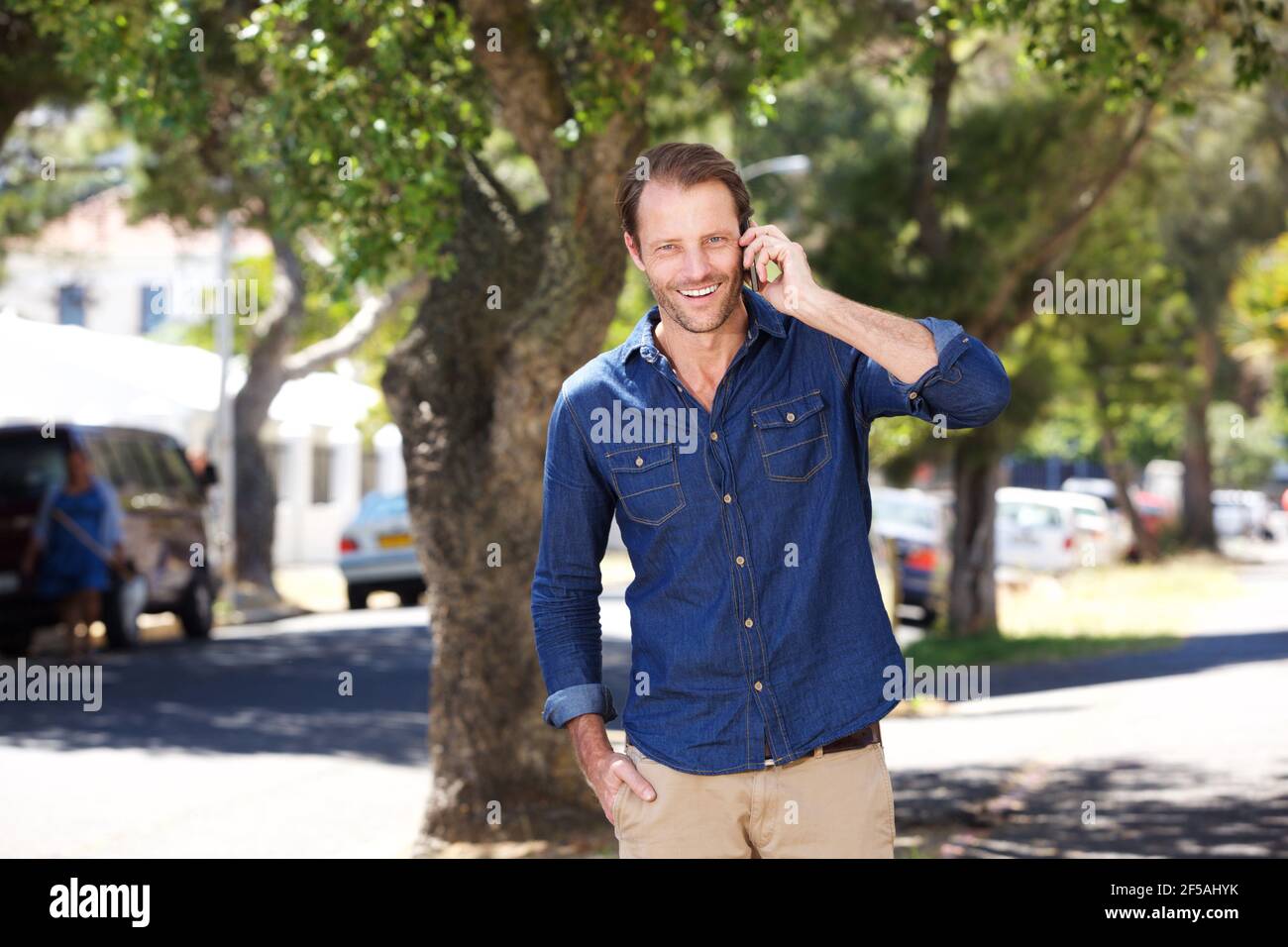 Guy walking hi-res stock photography and images - Alamy