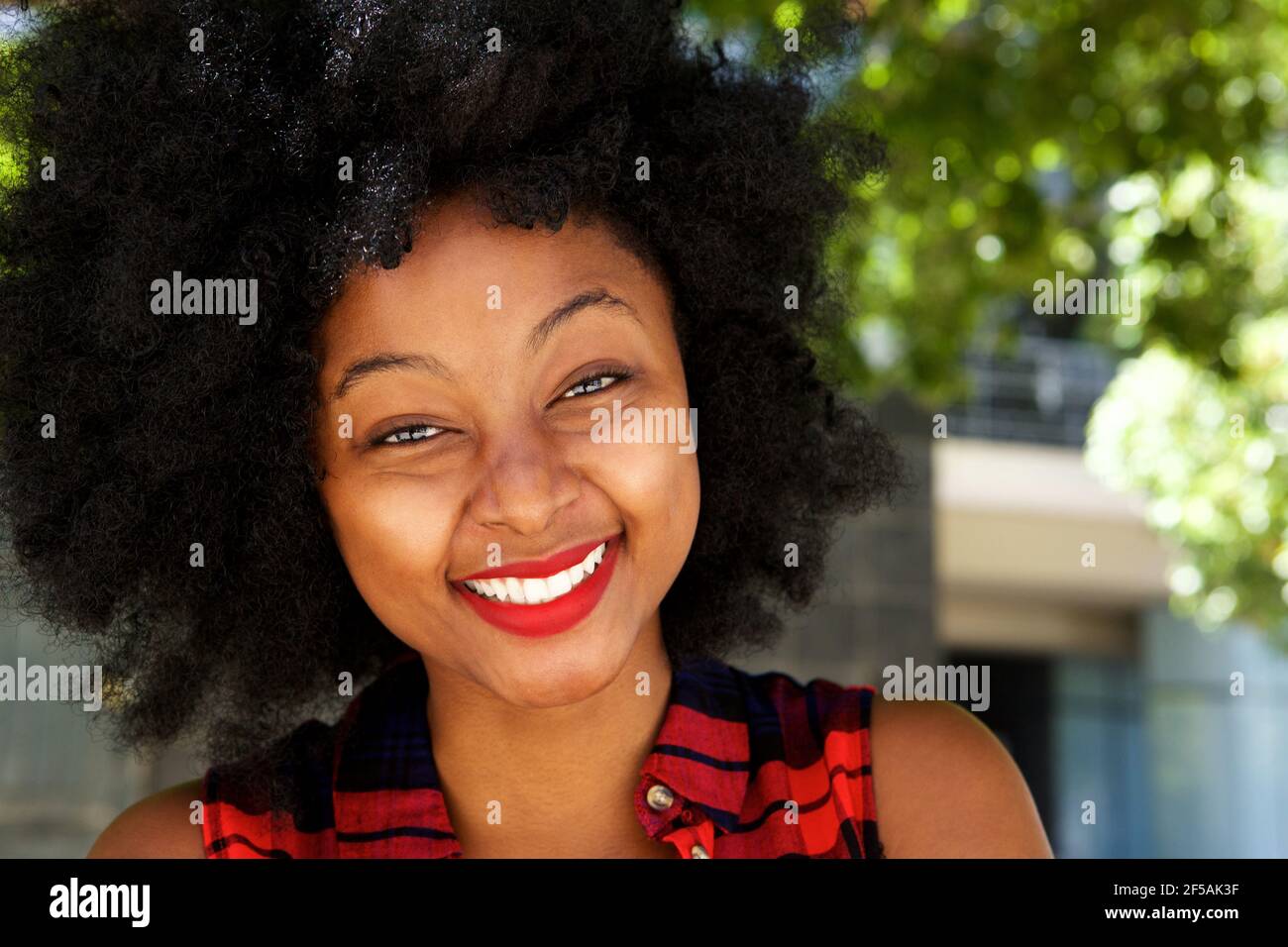 Black woman afro and tree hi-res stock photography and images - Alamy