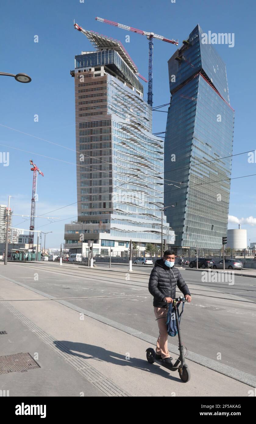 Paris towers duo hi-res stock photography and images - Alamy