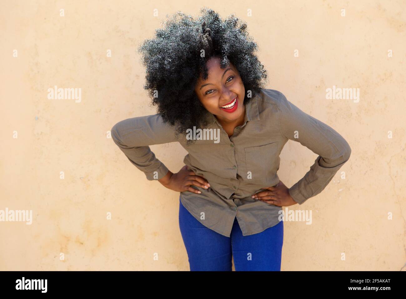 Woman smiling face forward hi-res stock photography and images - Alamy