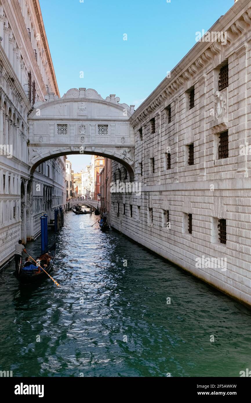 Ponte dei Sospiri (Bridge of Sighs) from Ponte della Paglia - Beautiful ...