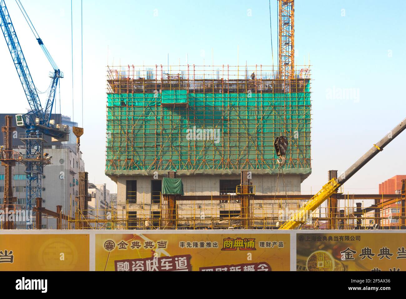 China construction workers crane hi-res stock photography and images ...