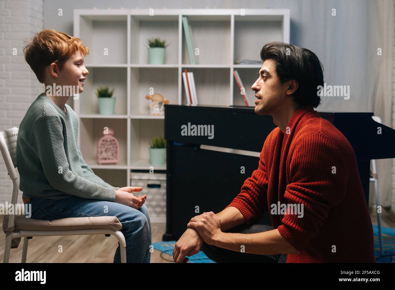 Father son talking serious hi-res stock photography and images - Alamy