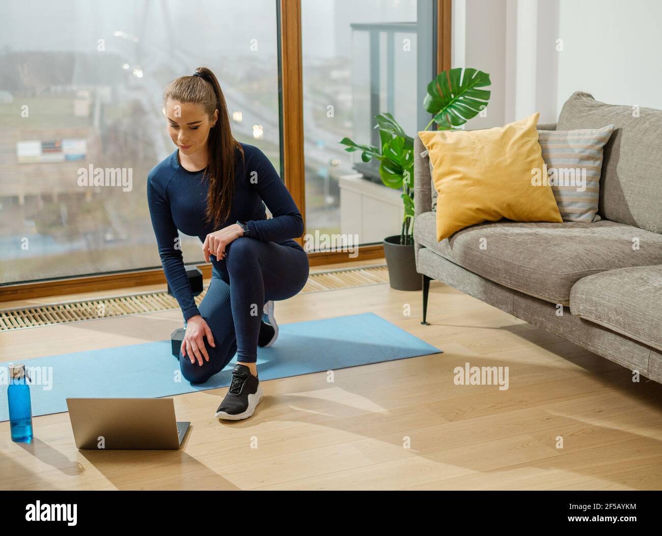 Stand on knee hi-res stock photography and images - Alamy