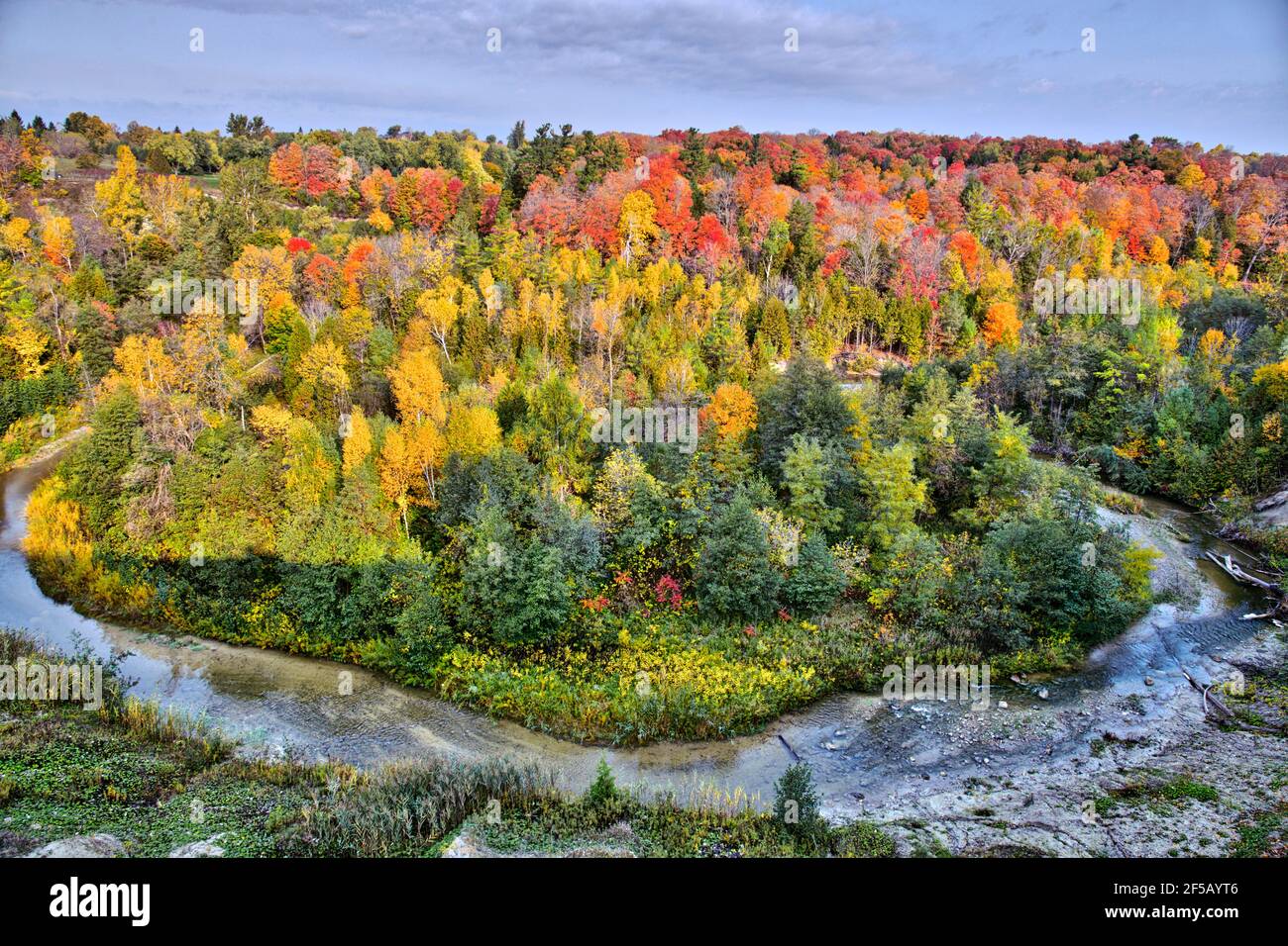 Riverbank landscape hi-res stock photography and images - Alamy
