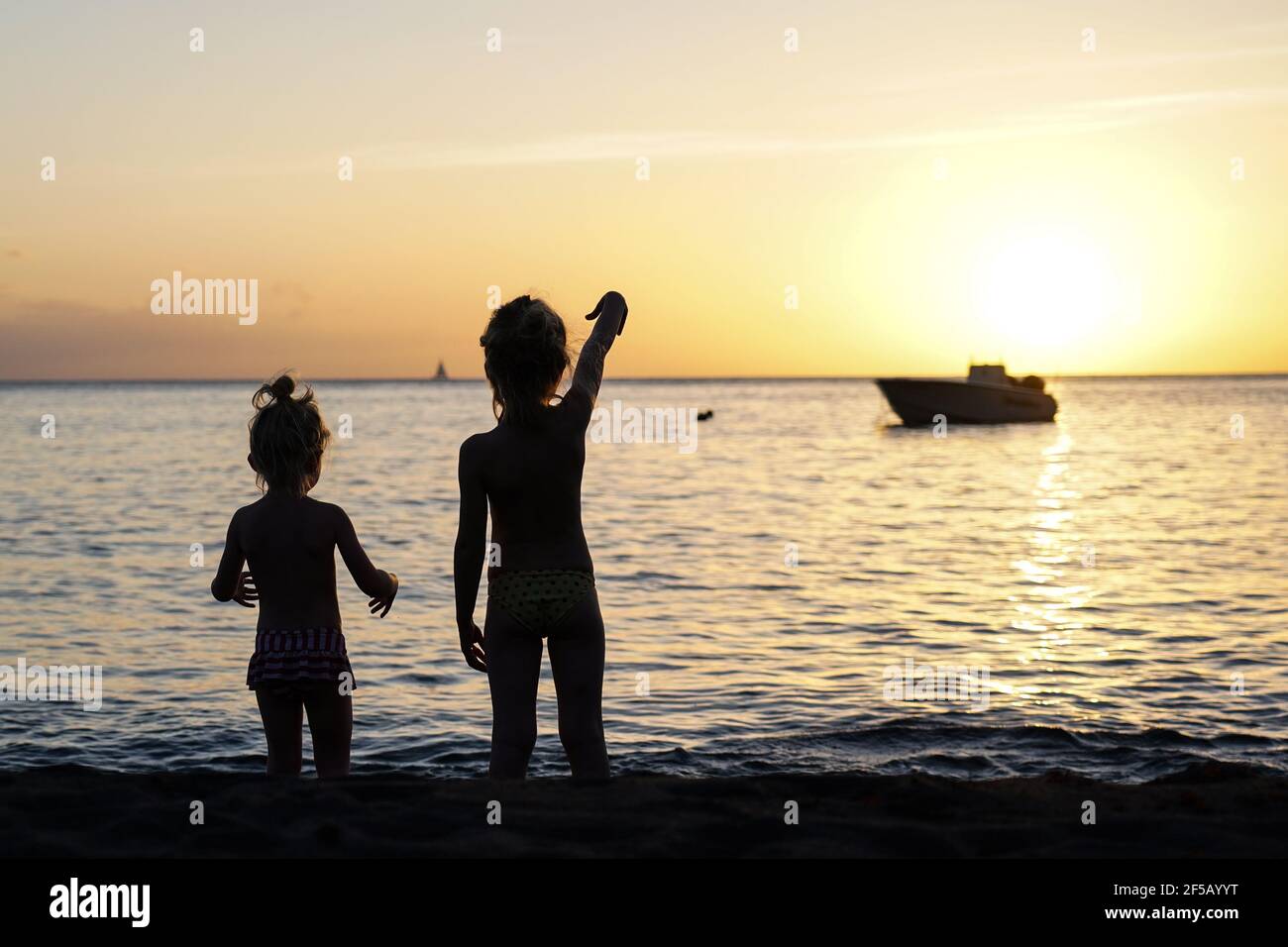 Two girls sunset silhouette hi-res stock photography and images - Alamy