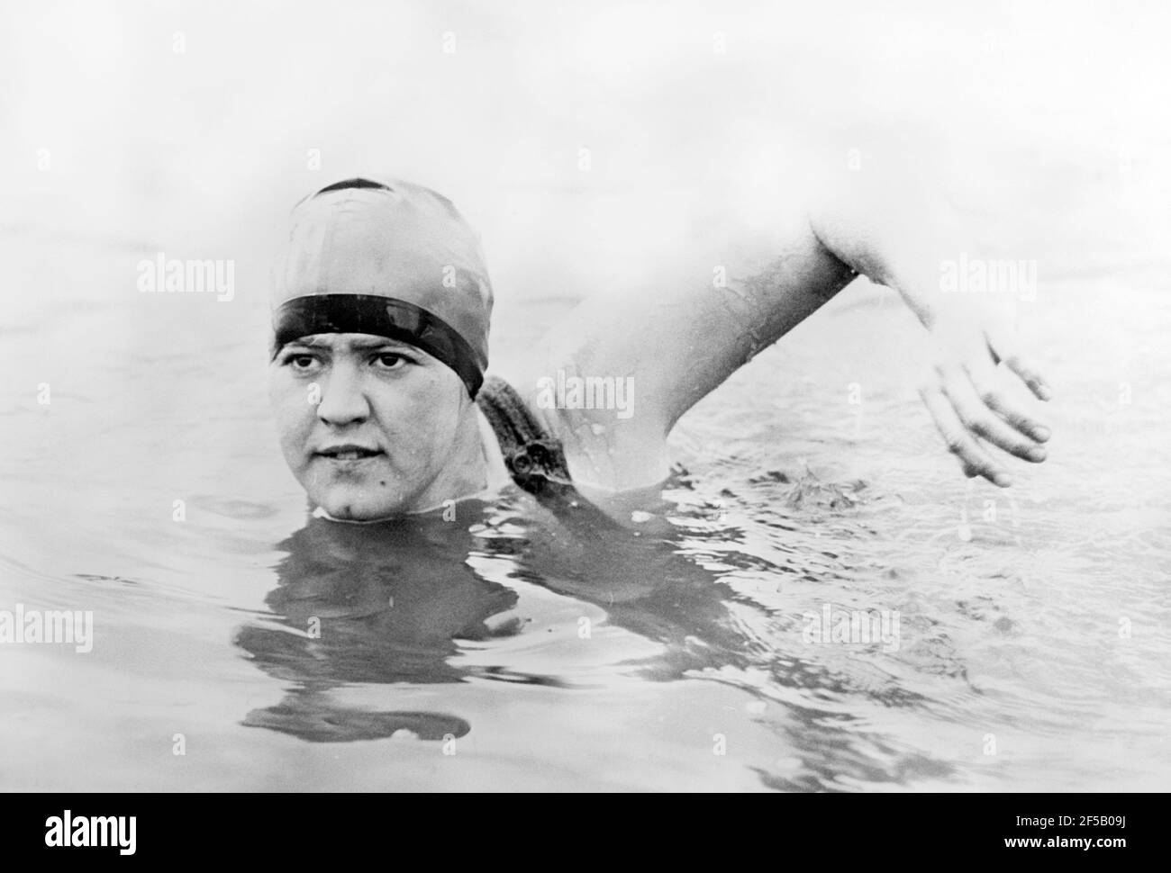 Gertrude ederle 1926 hi-res stock photography and images - Alamy