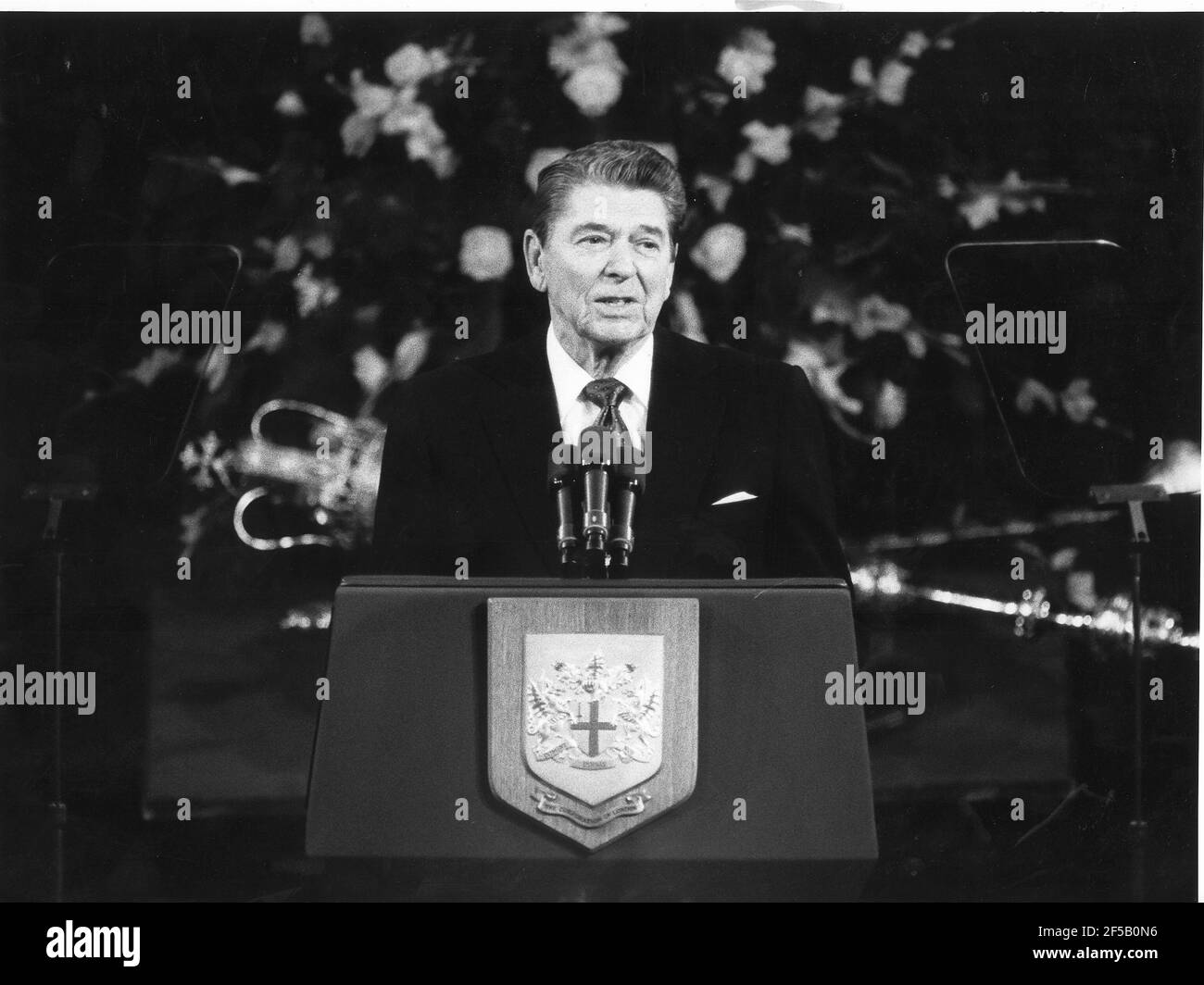 Ronald Reagan making a speech at the Guildhall Stock Photo - Alamy
