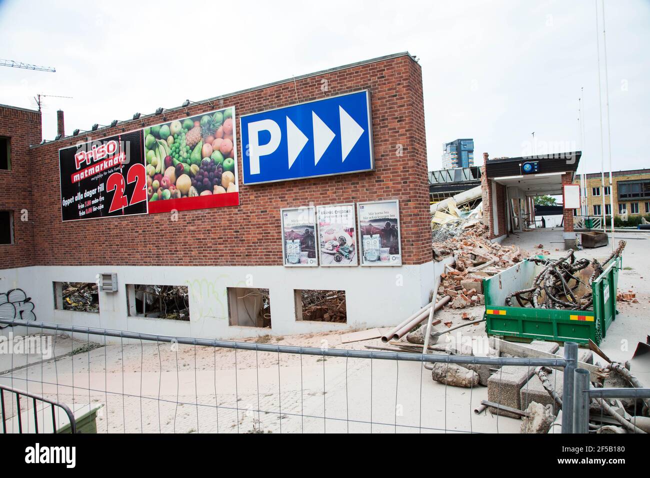 Demolition of an old shop Stock Photo - Alamy
