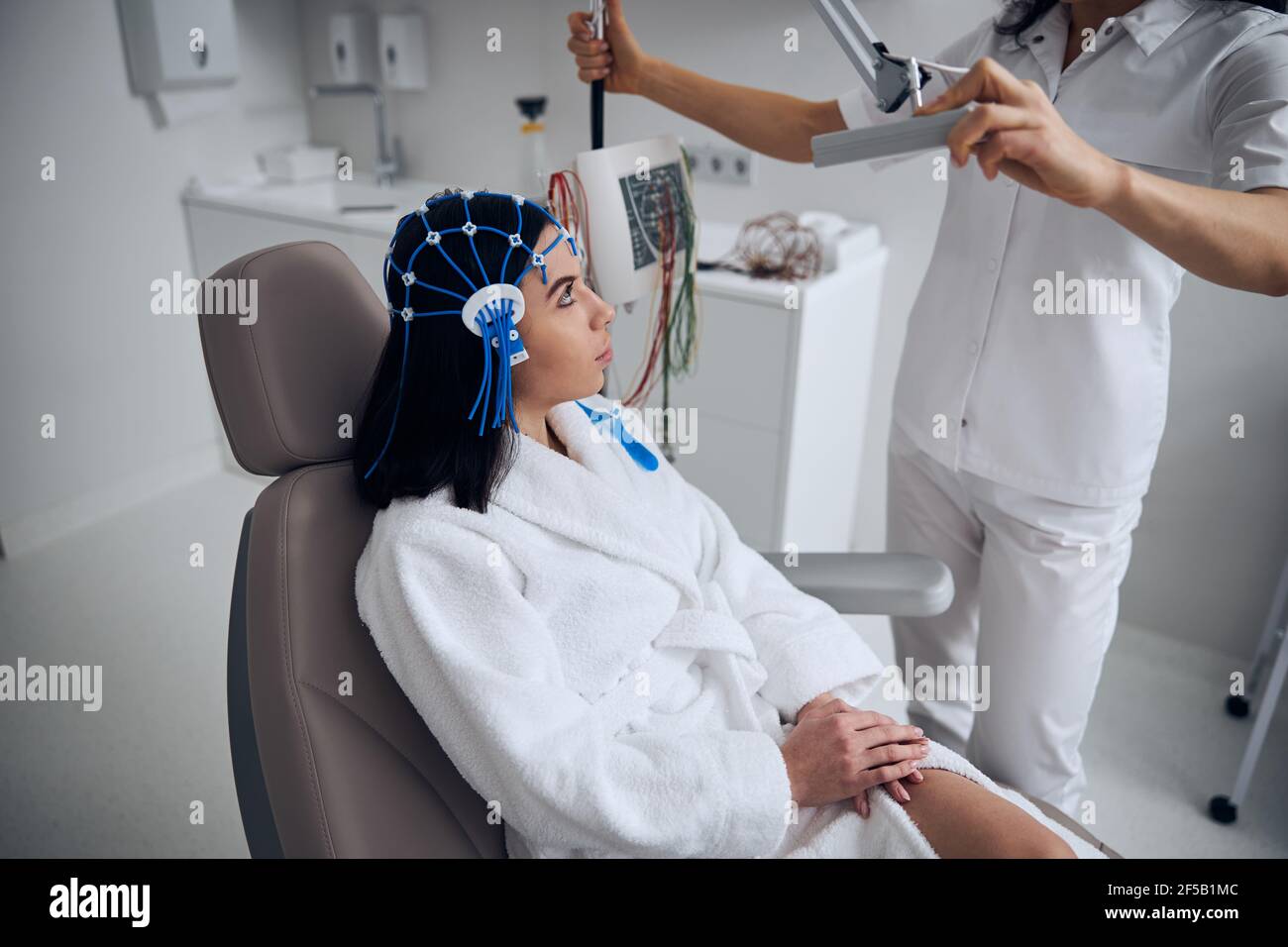 Eeg procedure hi-res stock photography and images - Alamy