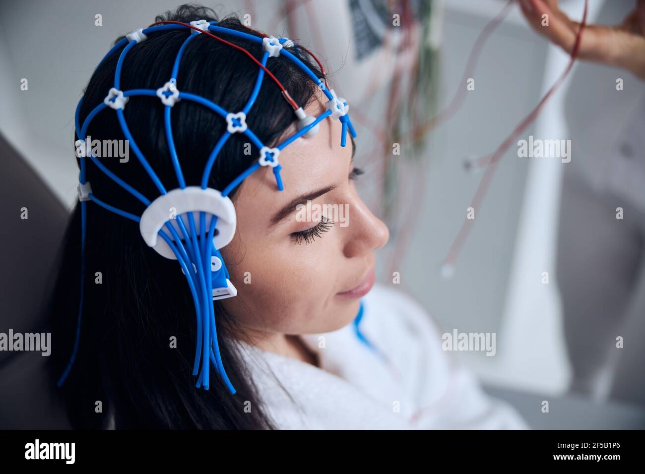Woman undergoing electroencephalogram eeg hi-res stock photography and ...