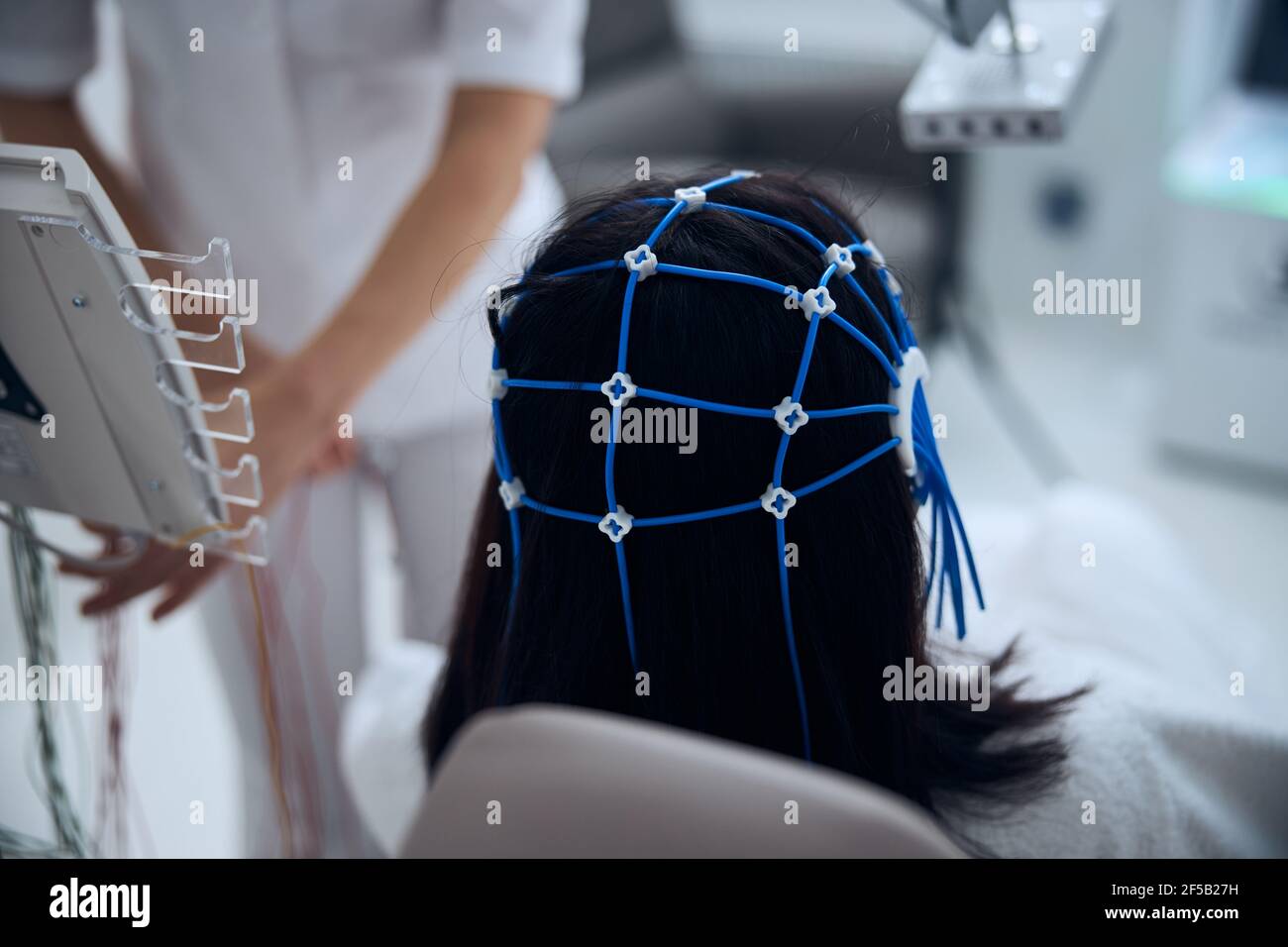 Woman undergoing electroencephalogram eeg hi-res stock photography and ...