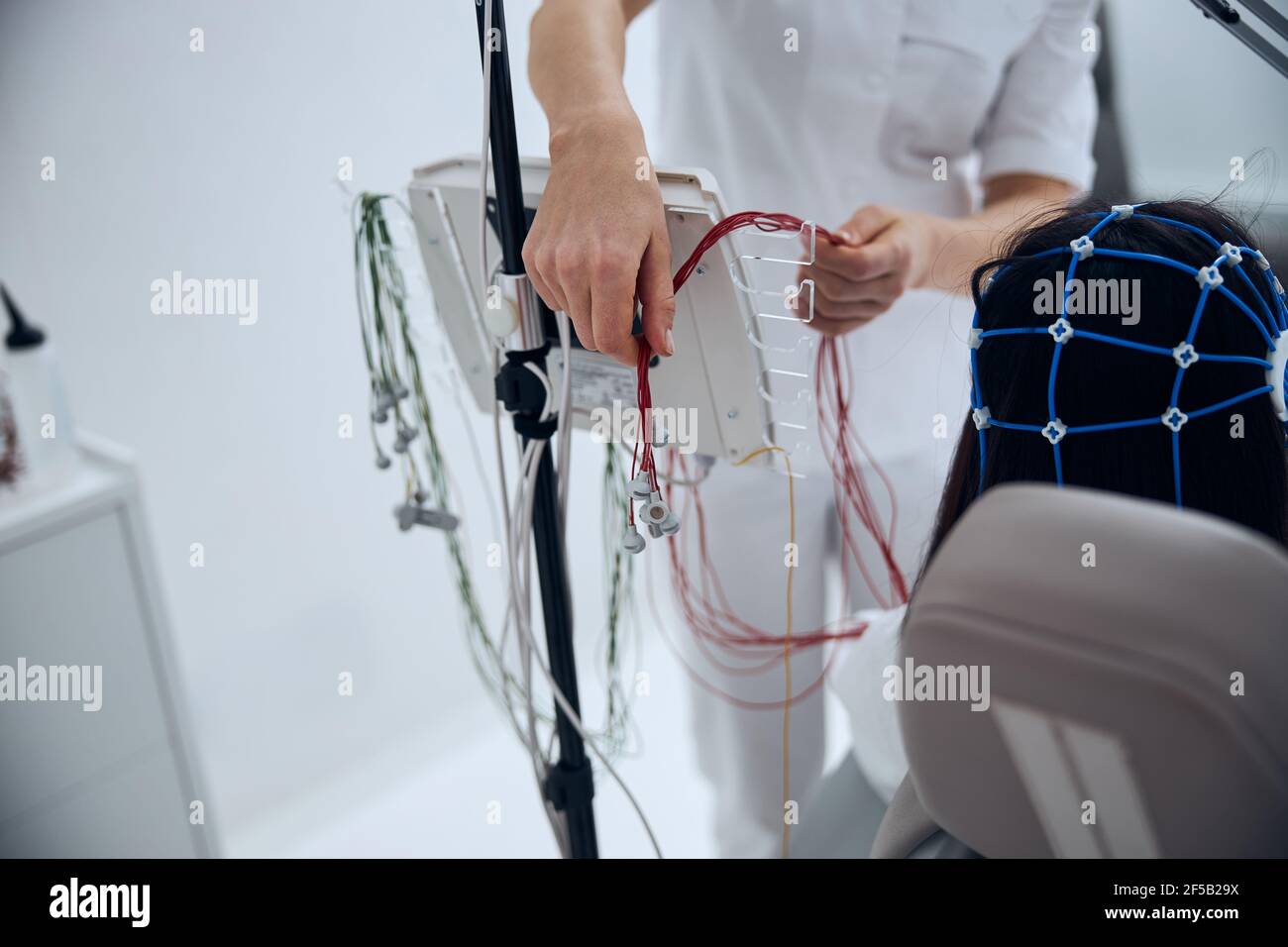 Eeg cap hi-res stock photography and images - Alamy