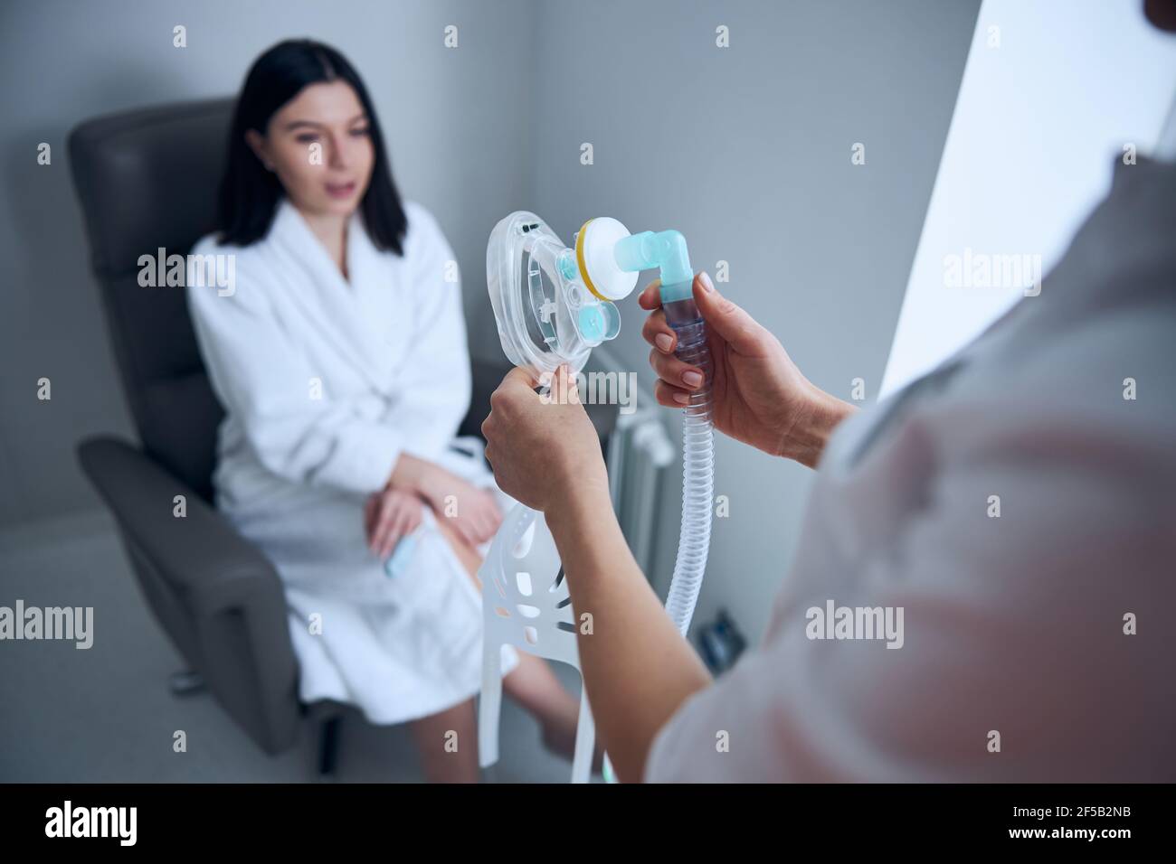 Female doctor holding oxygen mask hi-res stock photography and images ...