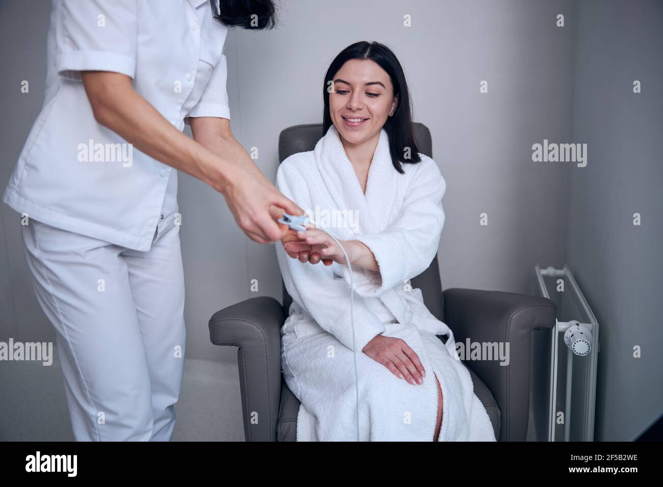 Oxygen saturation probe hi-res stock photography and images - Alamy