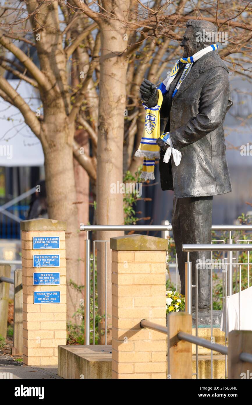 Don Revie bronze statue outside Leeds United Football Stadium on Elland ...