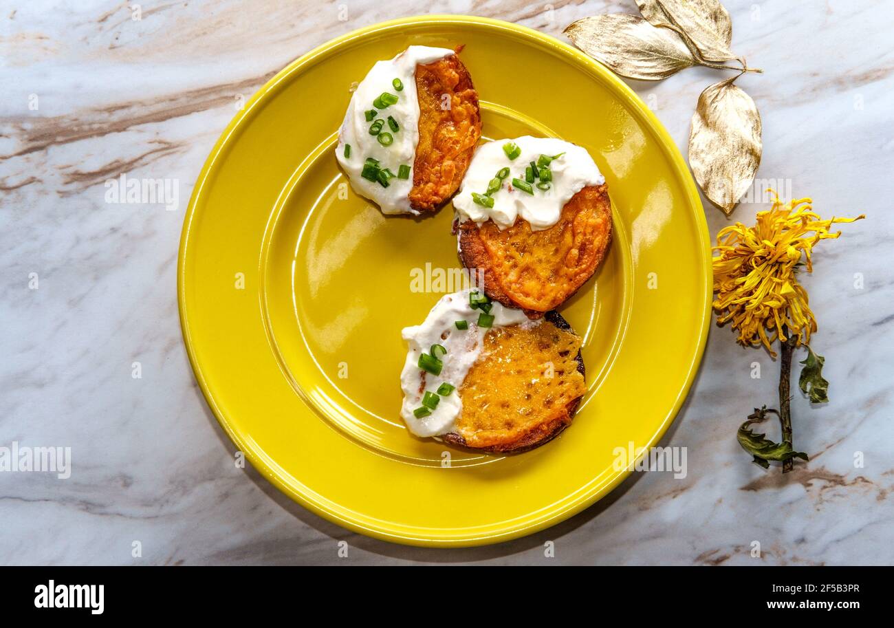 Cheesy oven roasted cheddar potato rounds with sour cream and chive ...