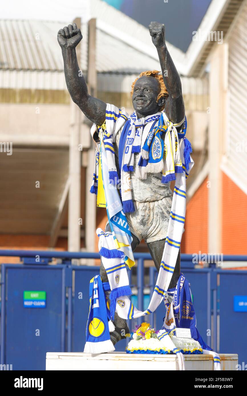 The bronze statue of Billy Bremner at Elland Road Football Stadium and ...