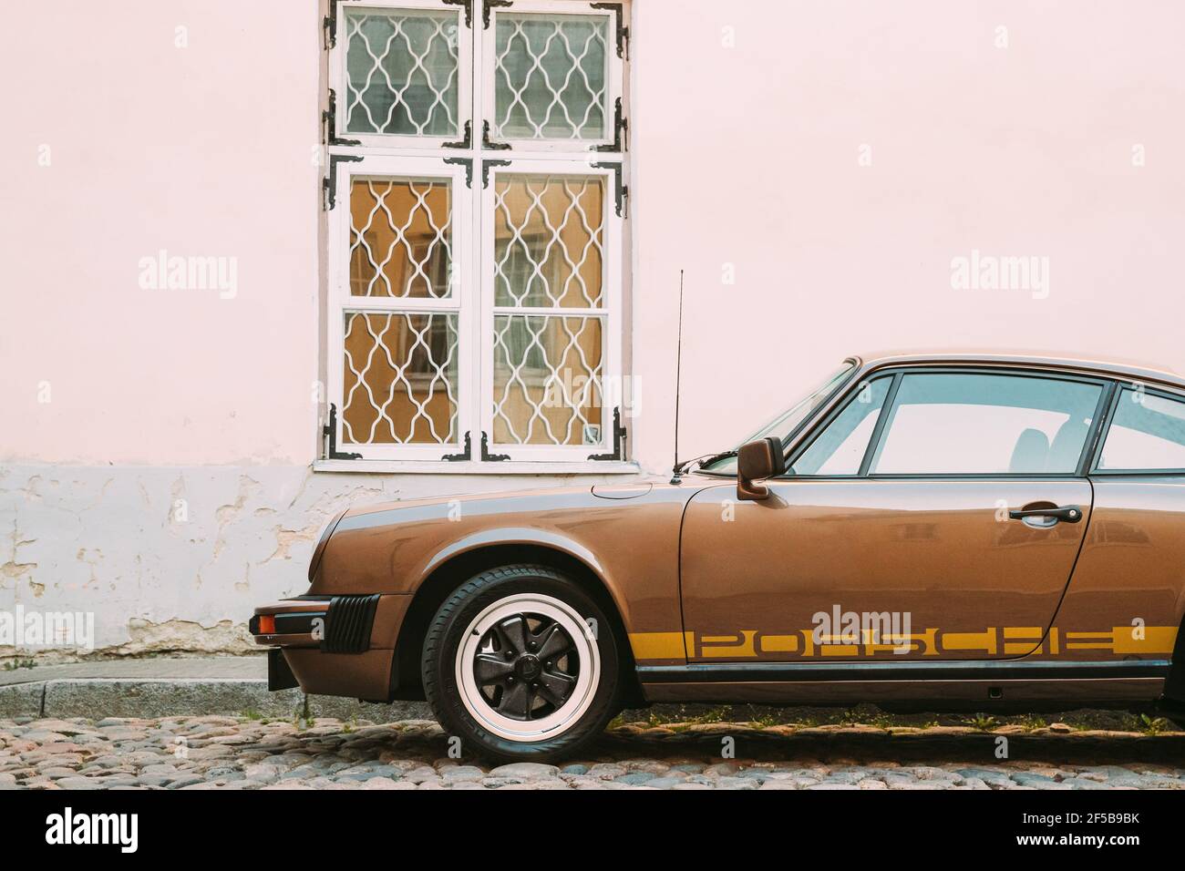 Vintage porsche side view hi-res stock photography and images - Alamy