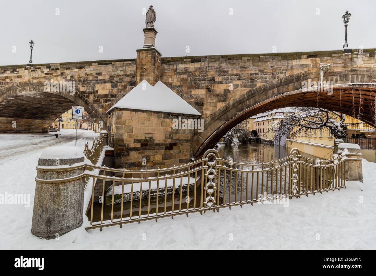Charles bridge prague winter hi-res stock photography and images - Alamy