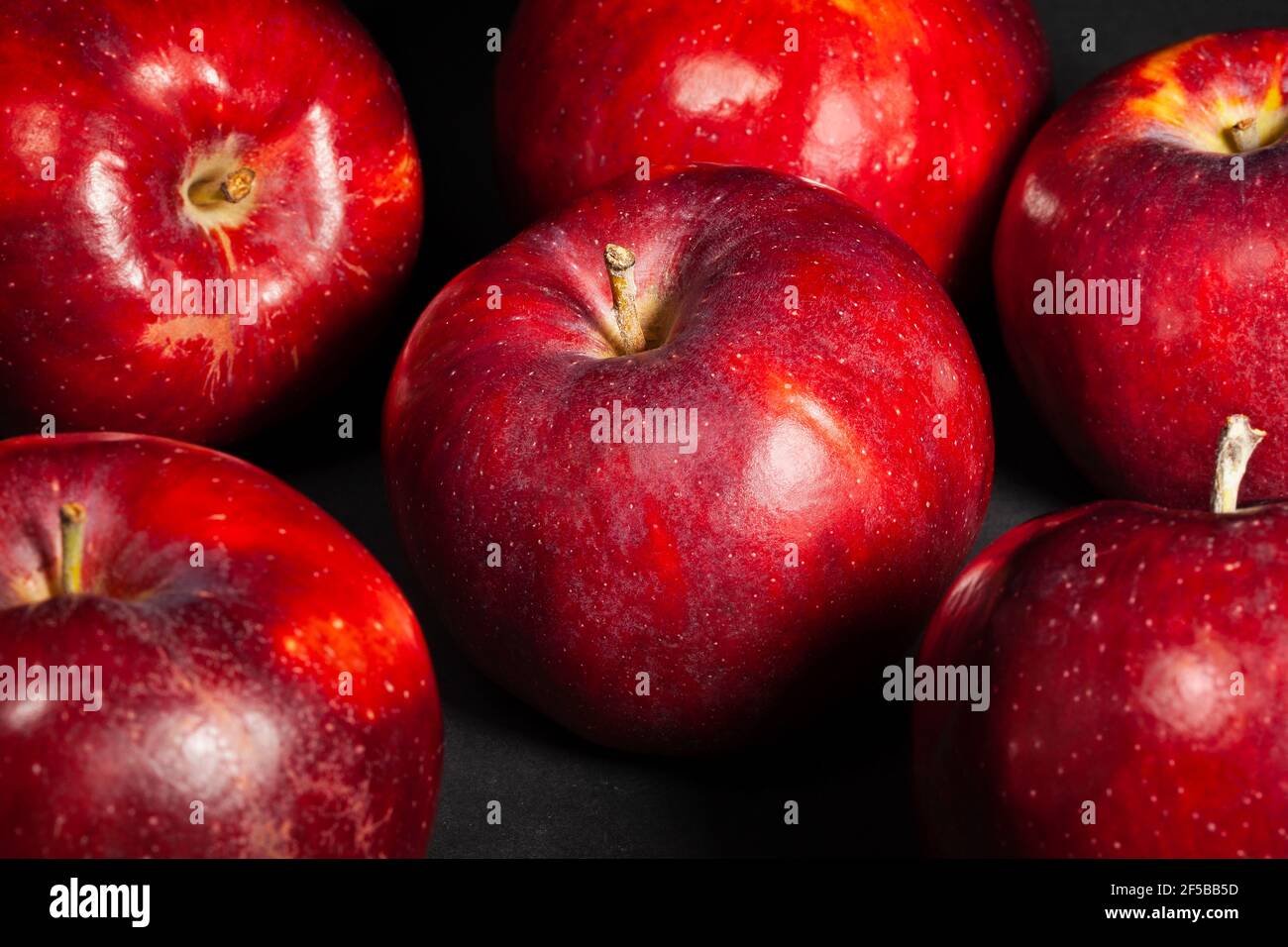 Red apple on black hi-res stock photography and images - Alamy