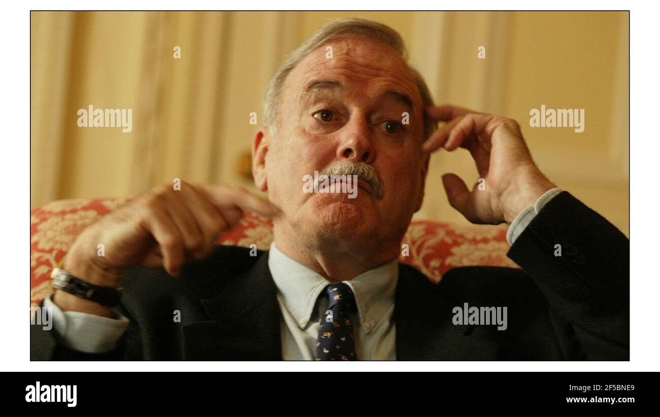 John Cleese in a London hotel.pic David Sandison 28/6/2004 Stock Photo ...