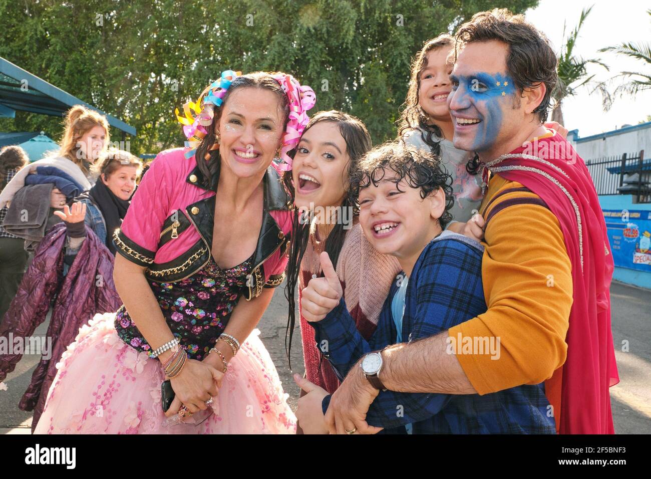 YES DAY, from left: Jennifer Garner, Jenna Ortega, Julian Lerner ...