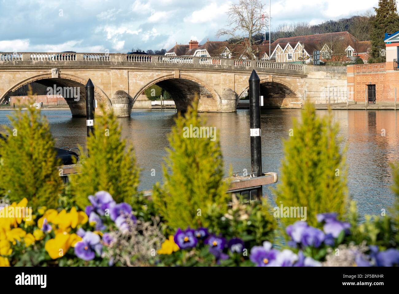 Henley Bridge crossing the River Thames in spring, Henley-on-Thames ...